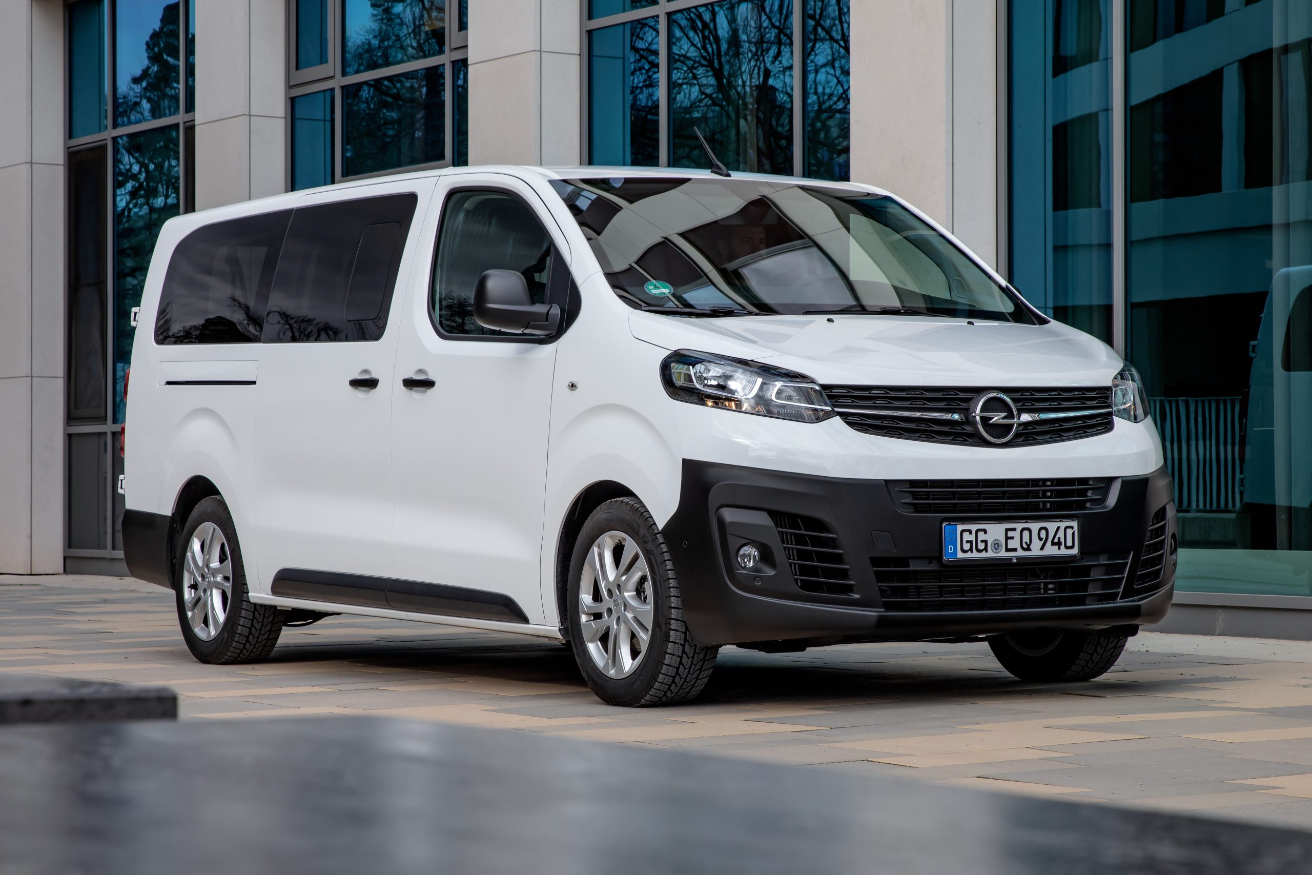 Opel Vivaro Kombi – Flexibler Kleinbus mit extra viel Komfort ...